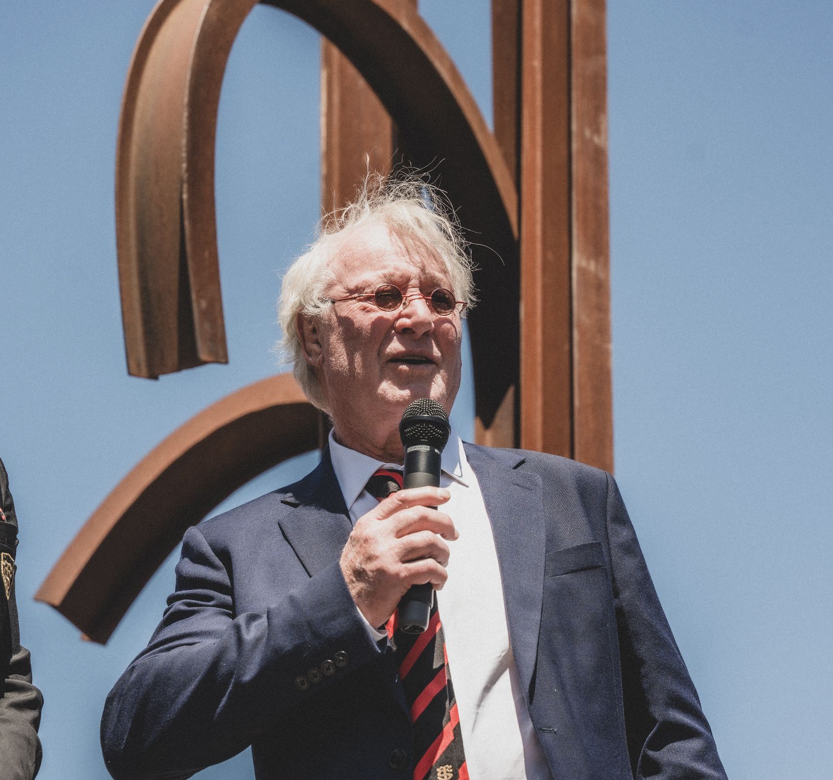 Une Statue de Jean-Pierre Rives à Ernest Wallon | Stade Tou…